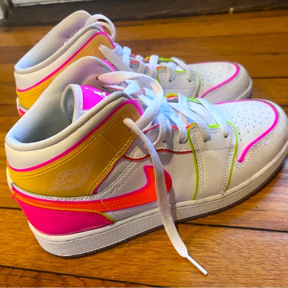 Jordan | Shoes | Neon Glow Jordans Size 6 In Perfect Condition Worn ...